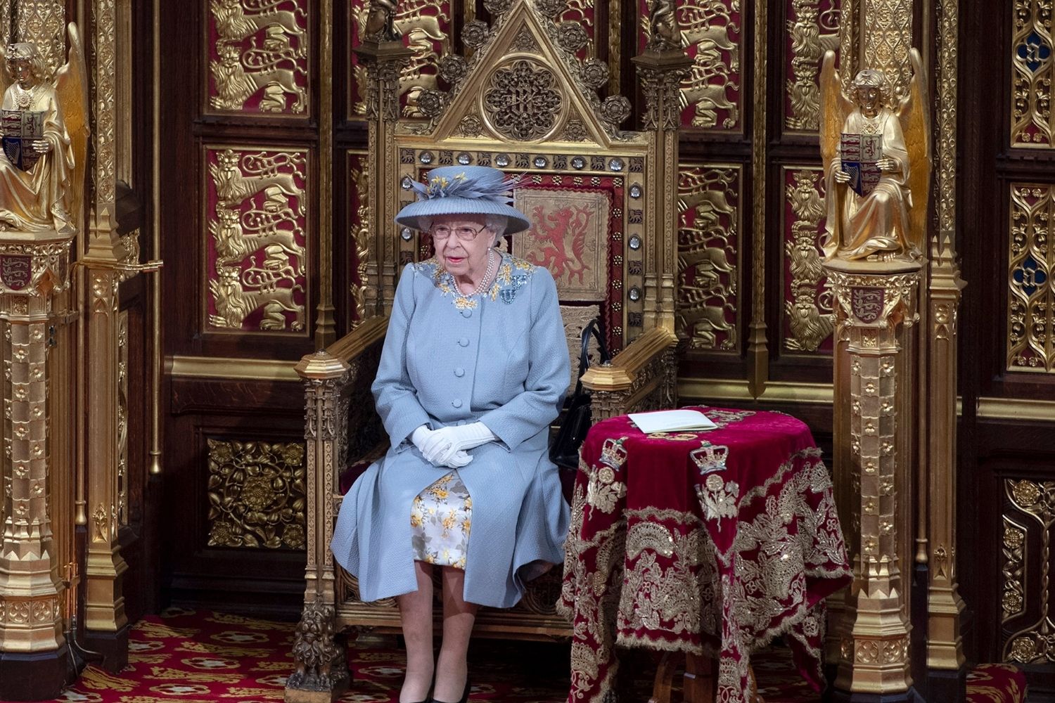 Why the Queen will NEVER step down from throne | New Idea
