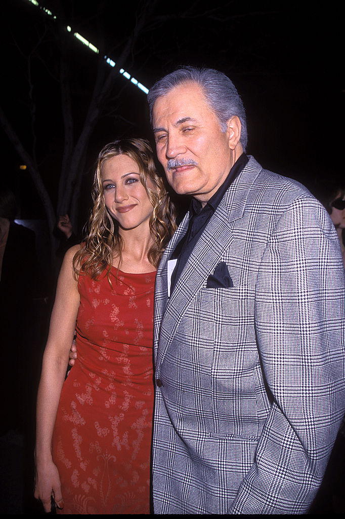 Jennifer Aniston's fathers death and family drama | New Idea