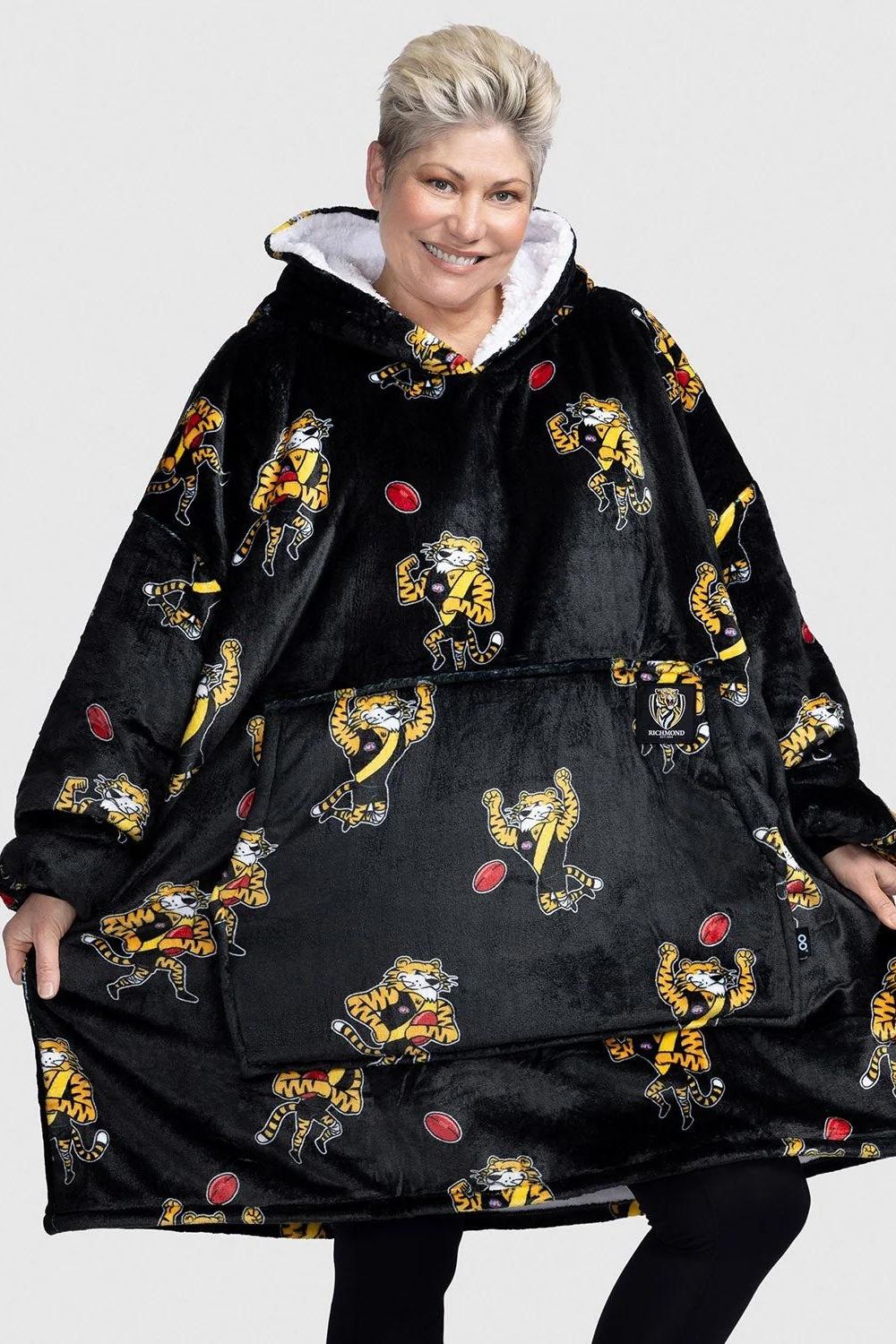 The Best Oodies & Hooded Blankets To Live In All Winter 2023 | New Idea