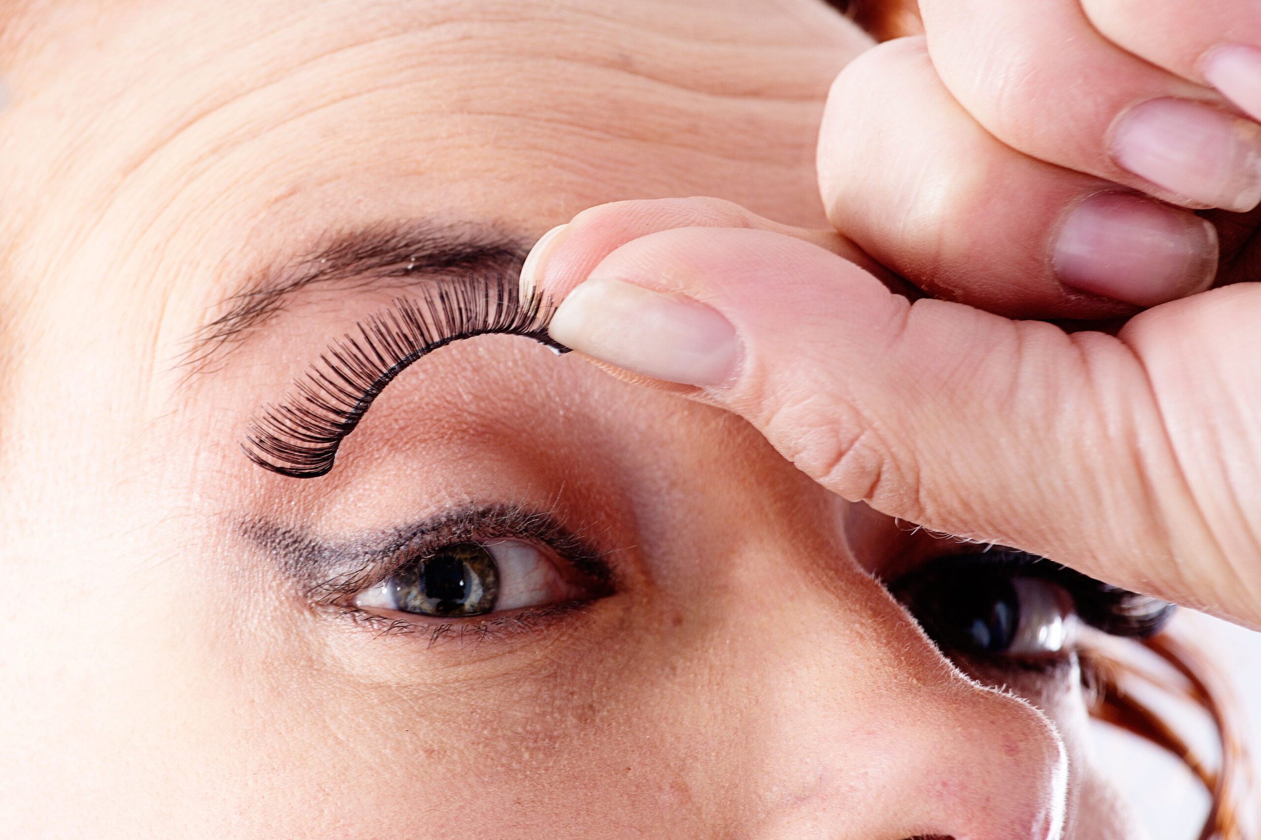 Mum tries to glue fly to eyelid after confusing false lashes | New Idea