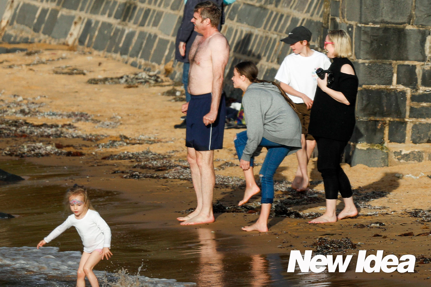 Fifi Box enjoys large family outing with boyfriend Damien Richardson ...