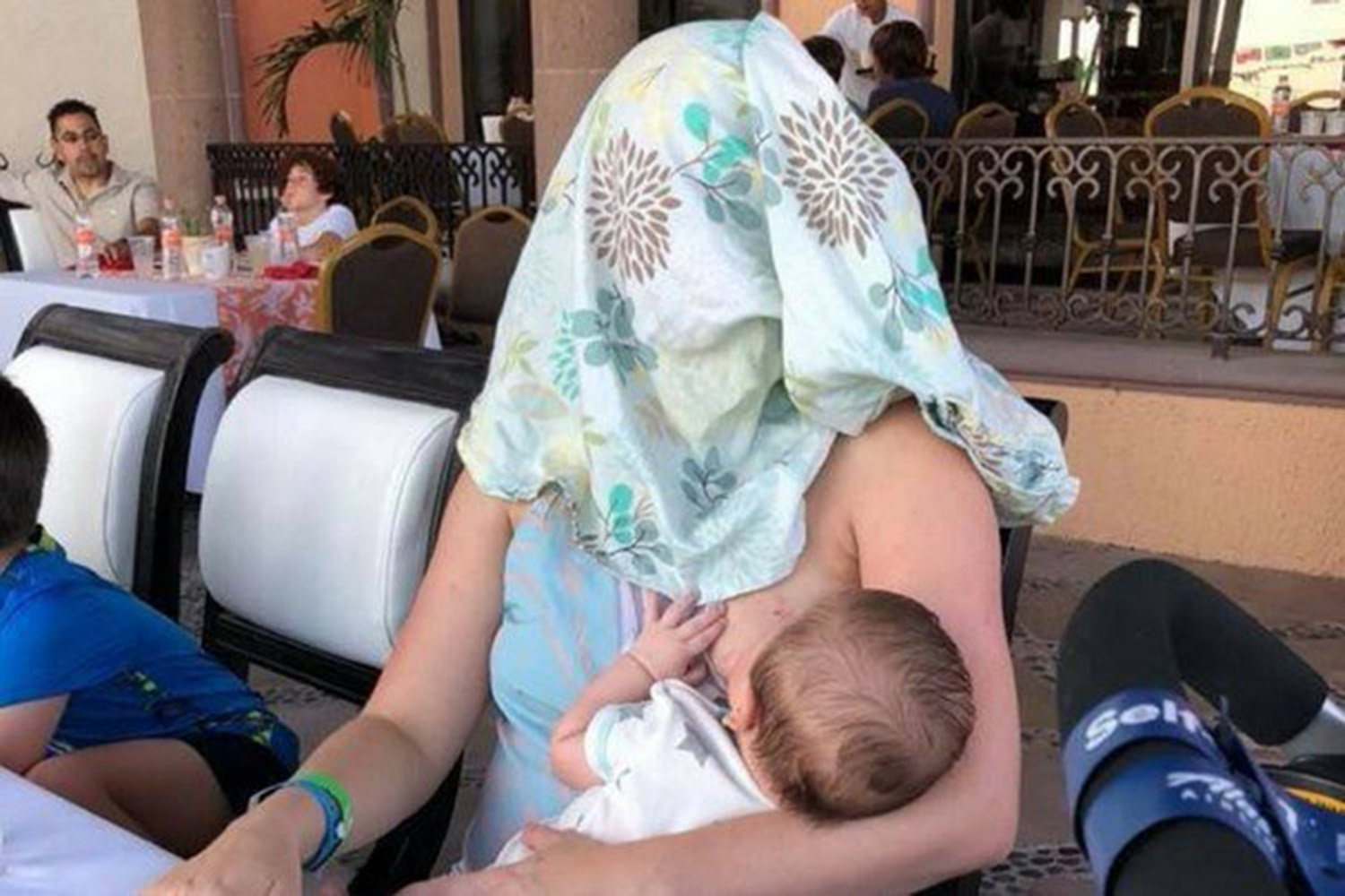 US woman told to cover up by restaurant over public breastfeeding | New Idea