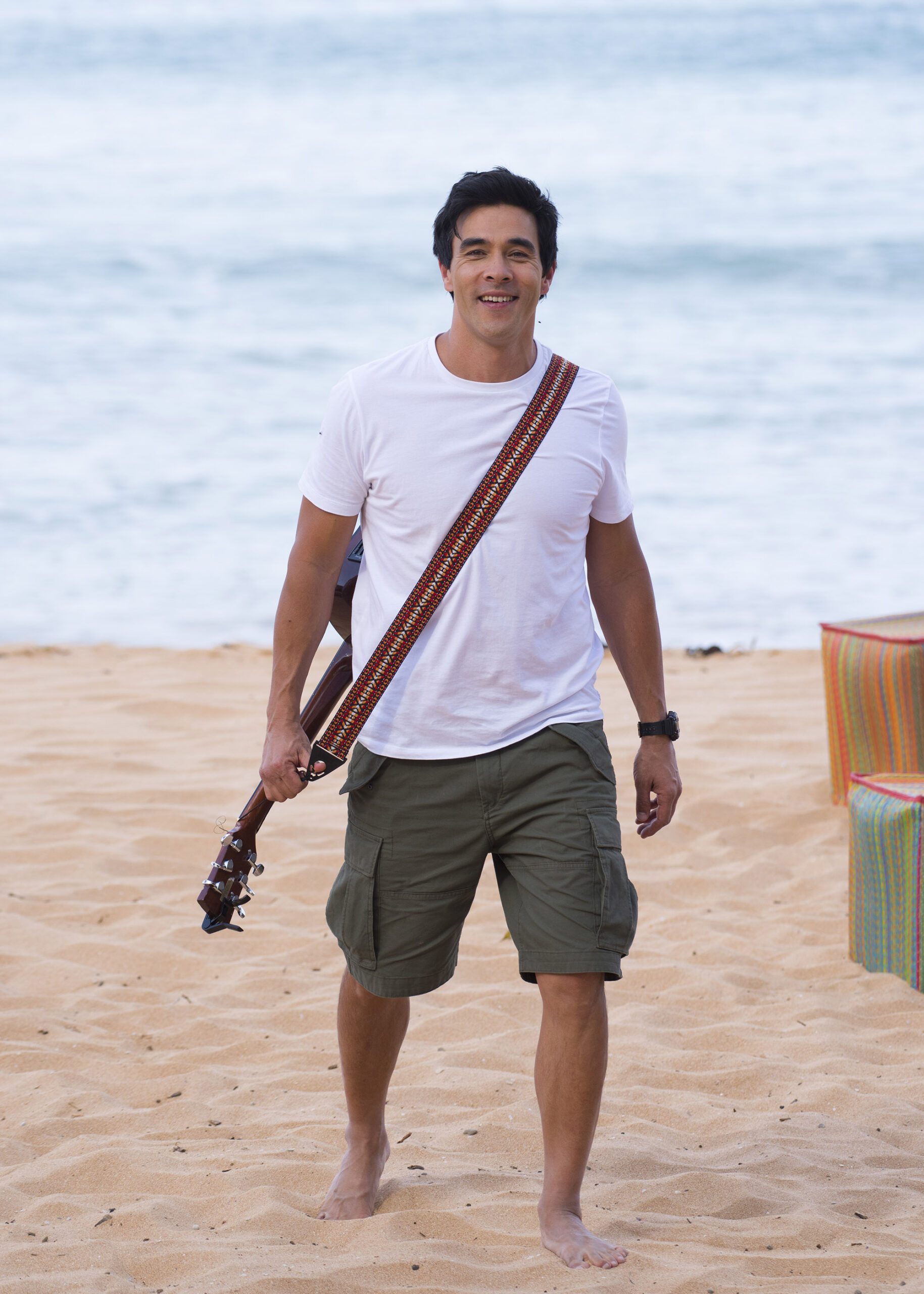 Home & Away’s James Stewart takes guitar to the beach | New Idea