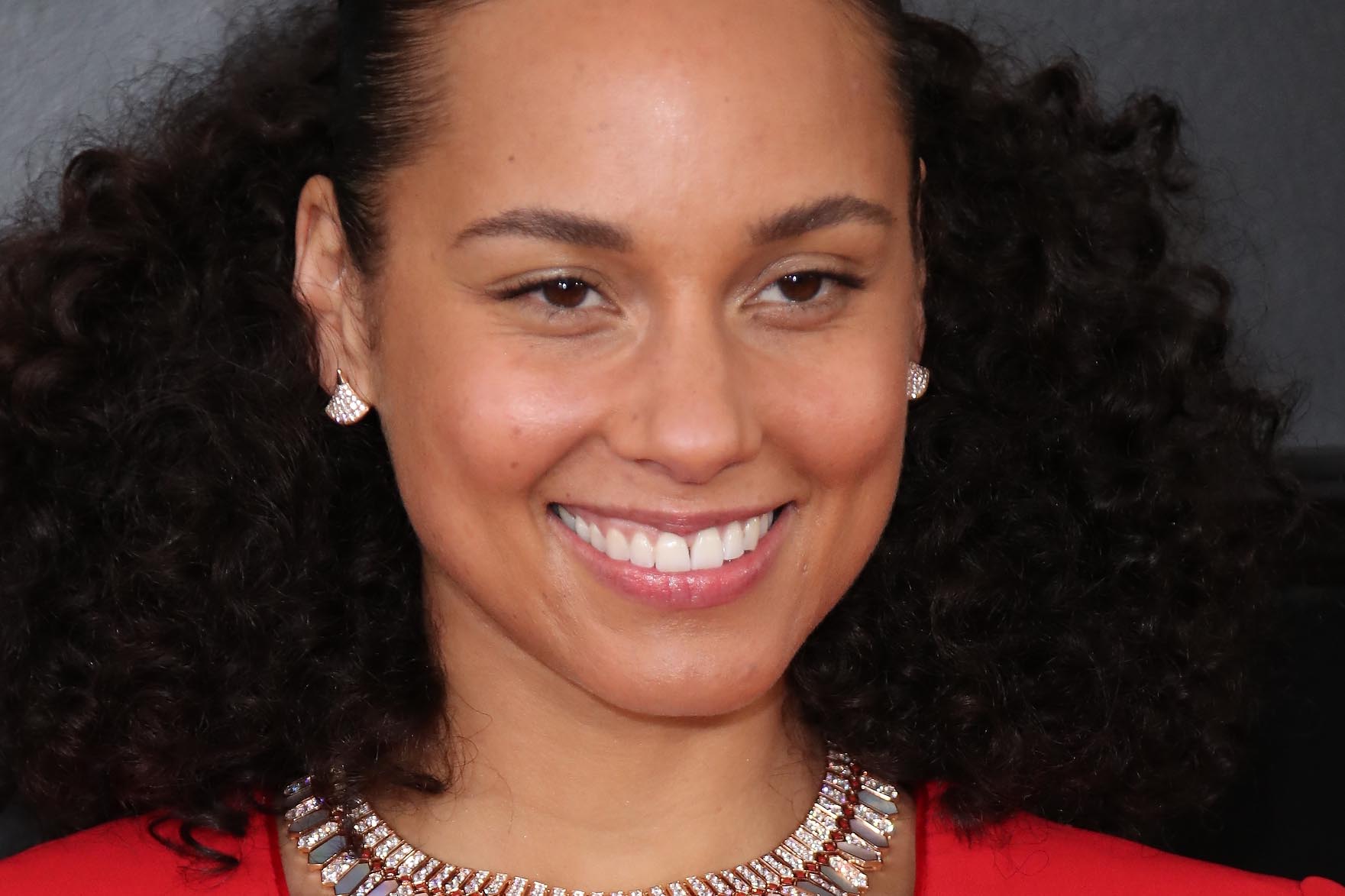 Alicia Keys goes bare faced to the Grammys | New Idea