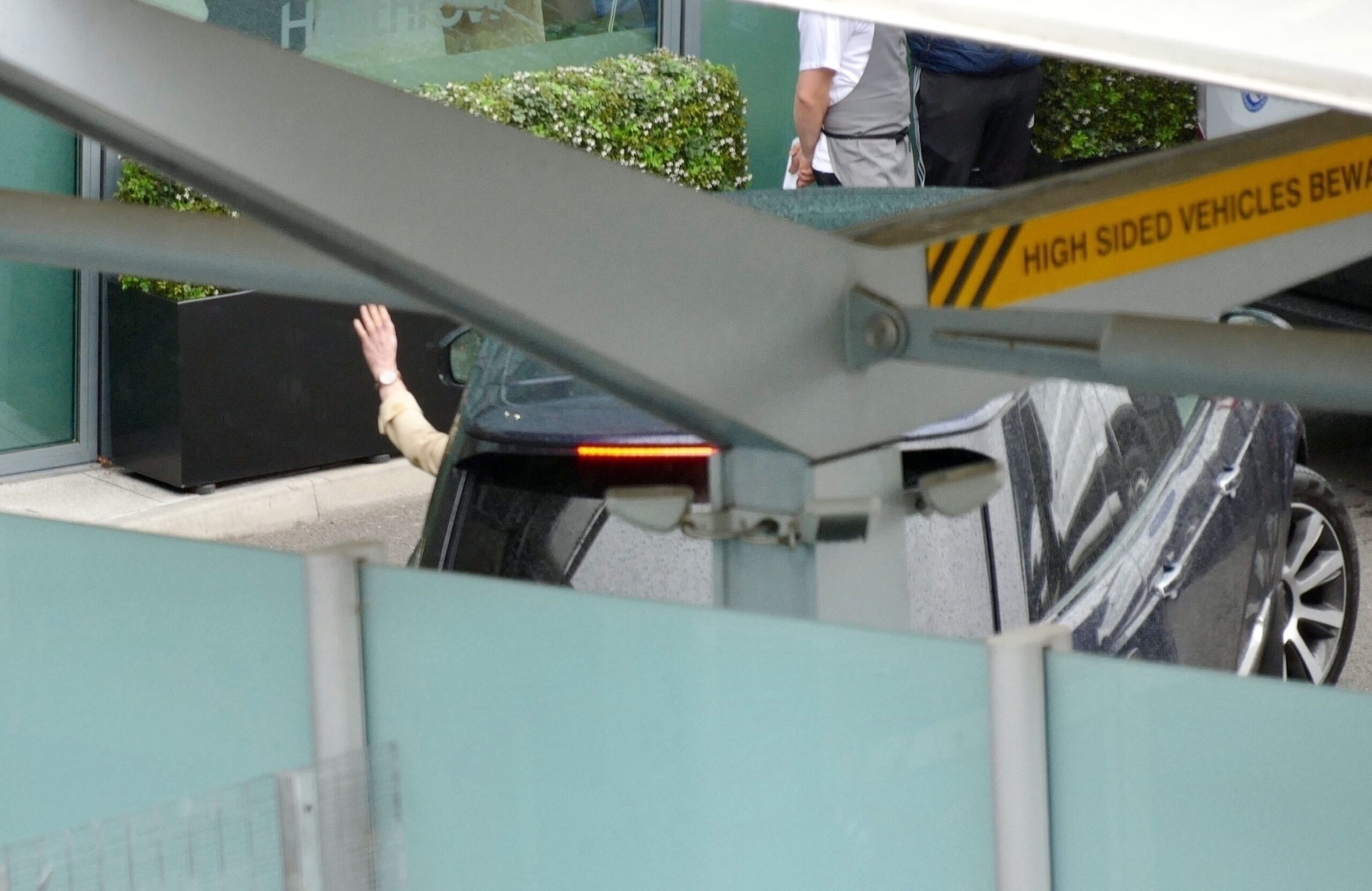 Outrageous pics: ‘Jolly” Fergie flips finger gesture as she arrives in ...