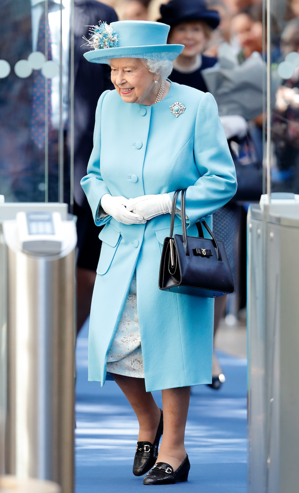 Royal fashion: Queen Elizabeth's black Launer handbag holds 52 years of ...