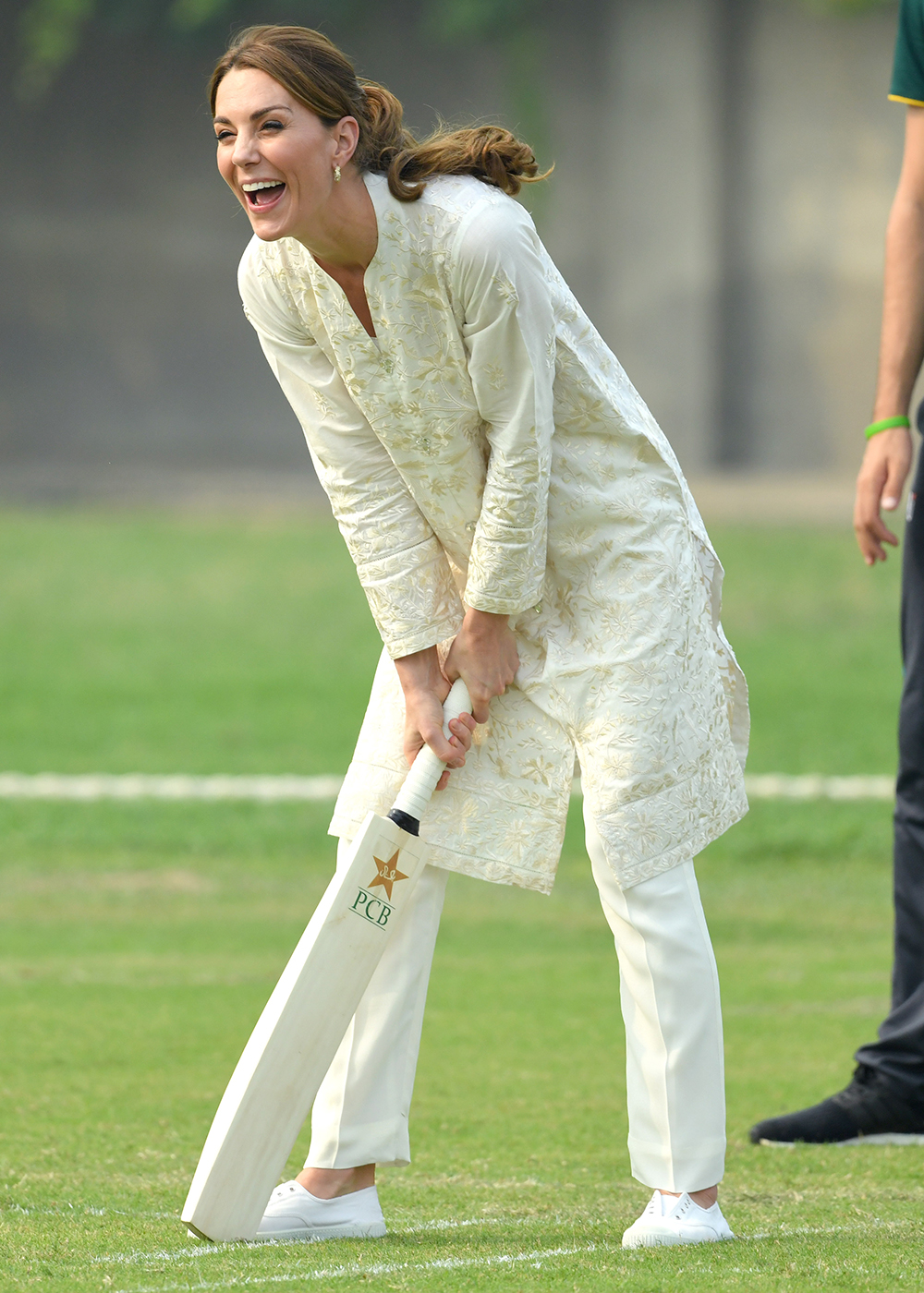 Stylish Kate Middleton plays cricket in Pakistan | New Idea