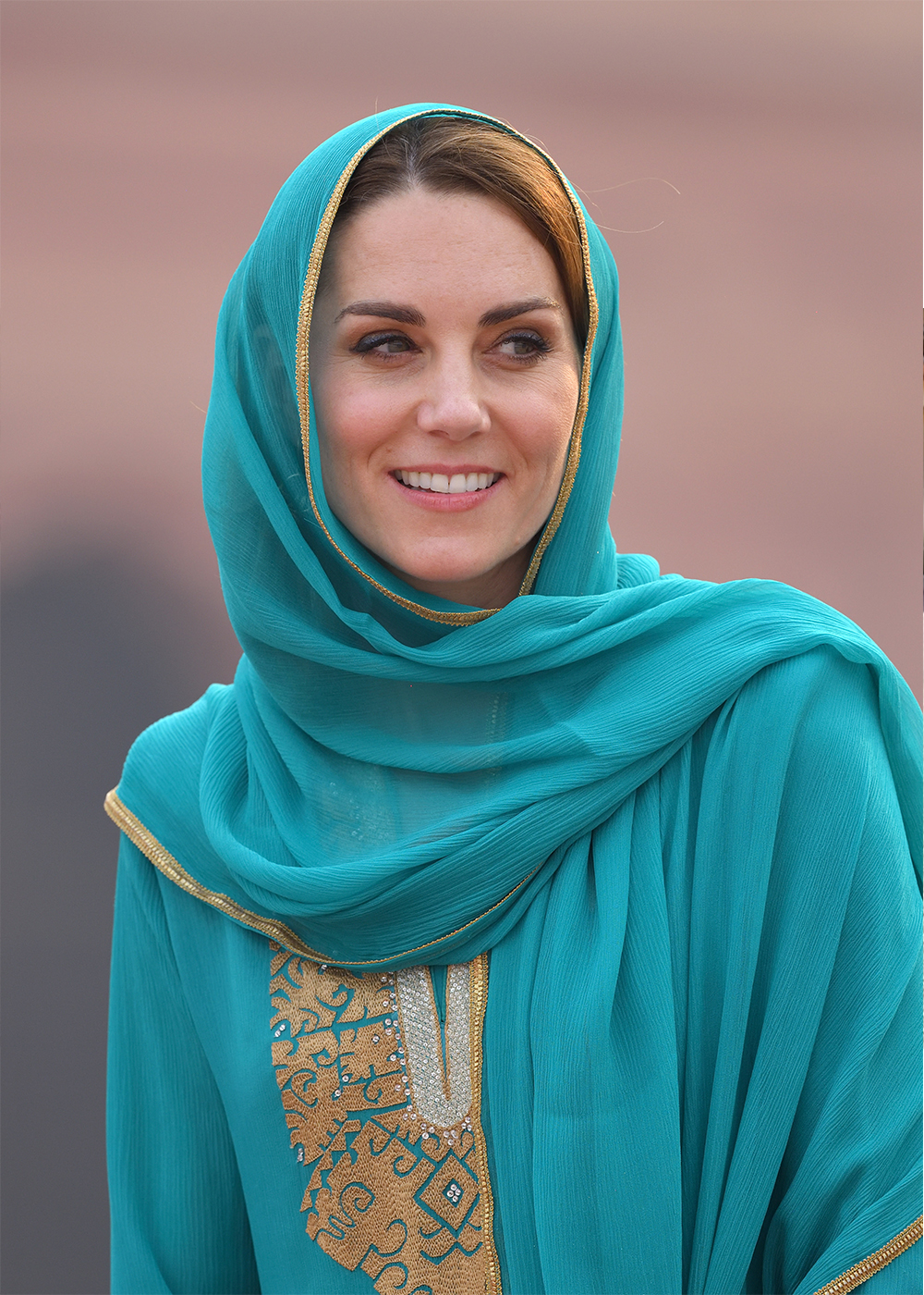 Kate Middleton dons head scarf for Pakistan mosque visit | New Idea